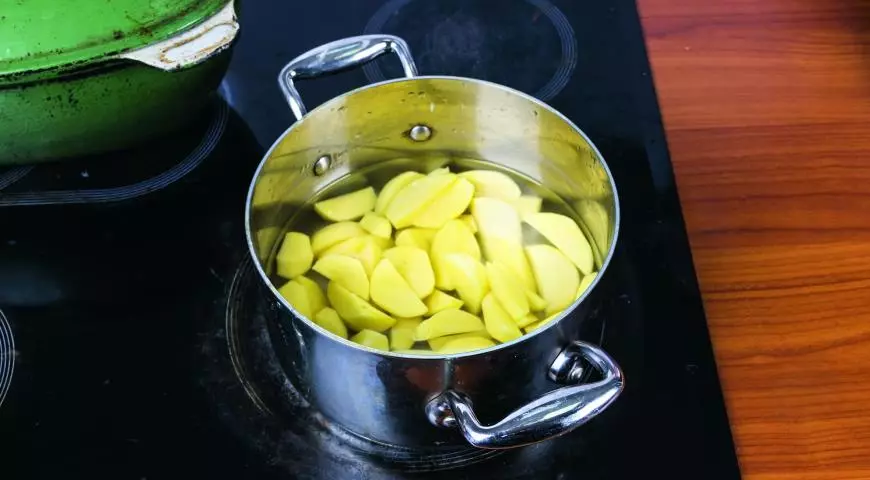 Stock foto vaření recept: dušené kachní nohy s sidromem a zeleninou, krok №4