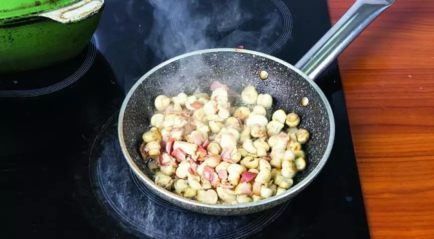 Фото приготування страви: Тушковані качині ніжки з сидром і овочами, крок №5