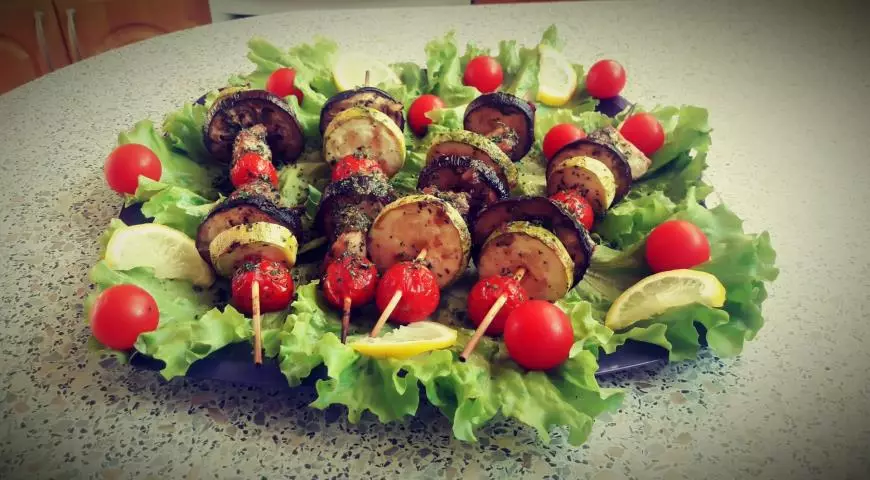 Kebabs de pollo con verduras