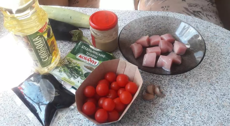 Ni preparas ĉiujn ingrediencojn por kokido de Kebab kun legomoj.