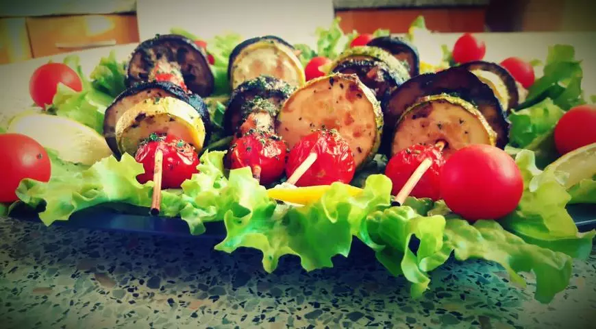 Chicken kebabs with vegetables are ready for feed