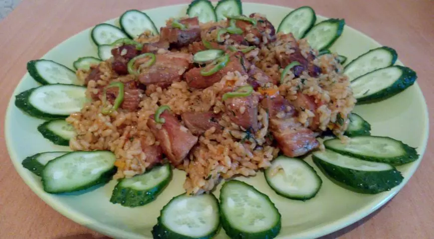 Gạo cơm gạo với ức thịt lợn và rau