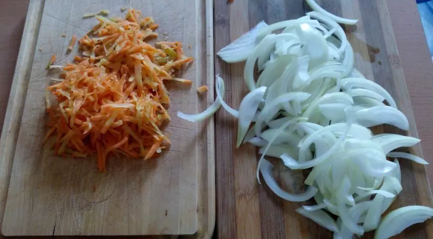 Нарізаємо цибулю та моркву