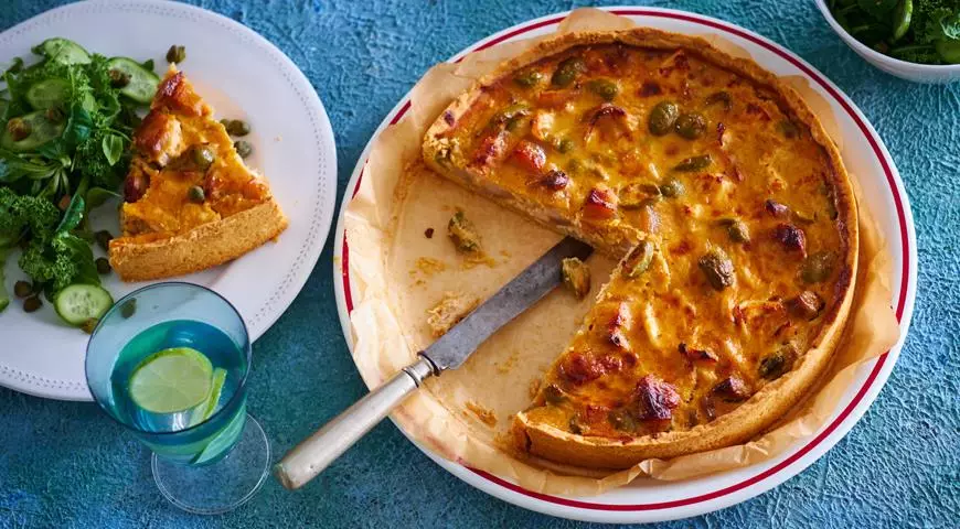 Pastís sobre una massa picada amb pollastre, sabatilles, ceba i olives