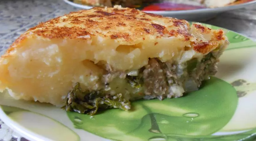 Pastel de patata con sardinas en una olla lenta.