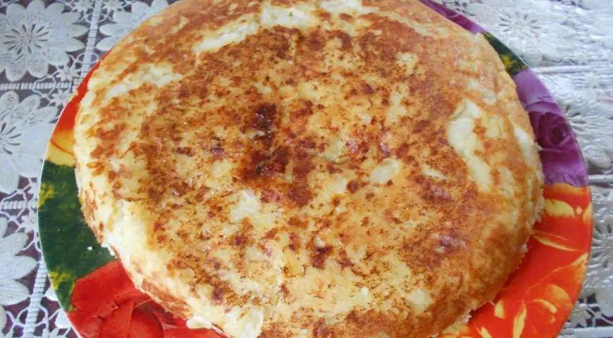 Pastel de pataca listo con sardiñas alimentación quente