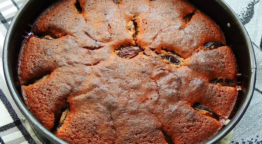 La tarte au chocolat avec des prunes cuire jusqu'à la préparation