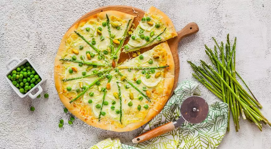 Pizza con verduras y pesto.