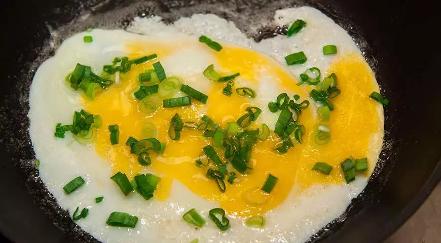 Fritir ovo, sal e espolvorear con arco verde para cociñar bocadillos