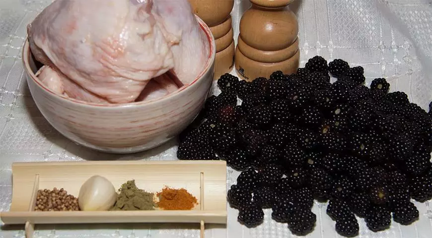 Prepare los ingredientes para la preparación de pollo en la salsa orichica negra.