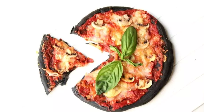 Рецепт црна пица со сланина