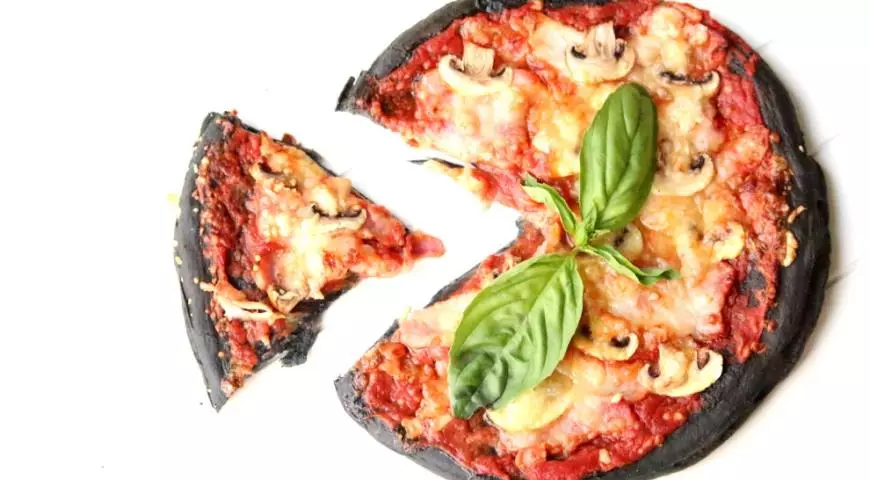 Tagesgericht: schwarze Pizza mit Speck