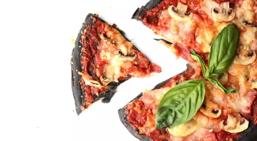 Italiaanse kombuis: Swart pizza met spek