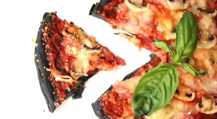 Steg-för-steg recept svart pizza med bacon