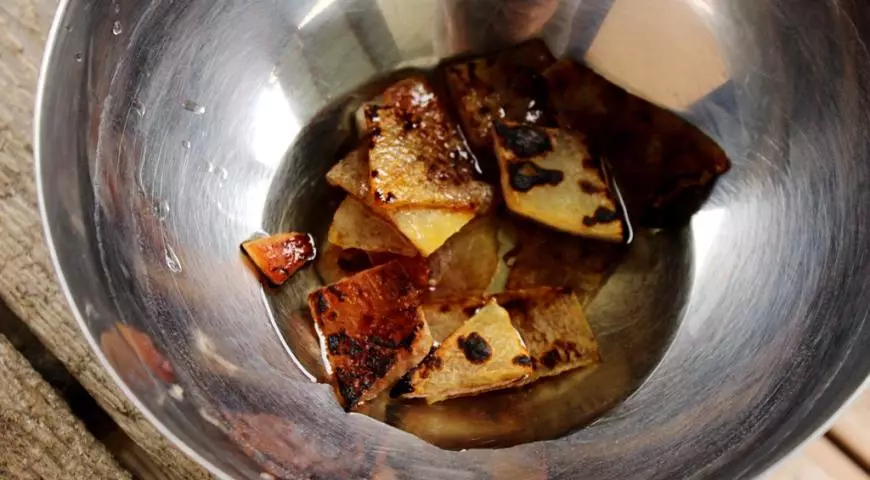 Combine a carne frita com óleo vegetal e batida