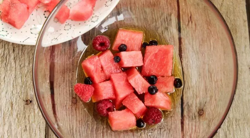 Watermelon, Ubururu na Raspberries Pour Marinade