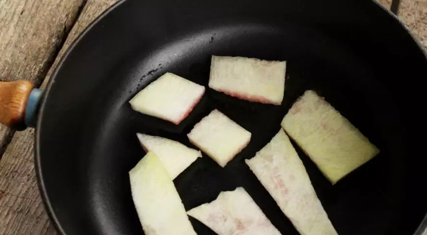 Frite carne de melancia branca para cozinhar molho