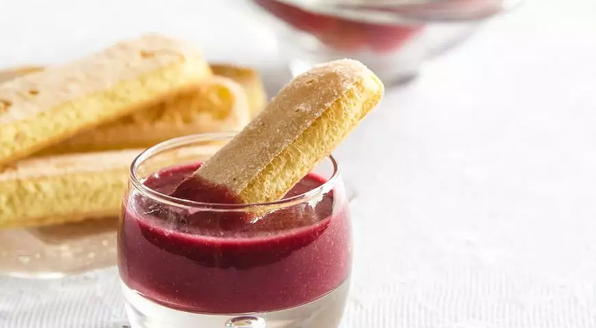 Berry krim dengan buah segar dan cookies