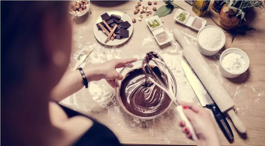 Preparare il dessert al cioccolato.