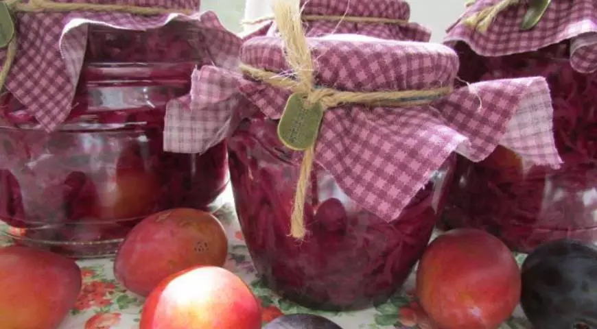 Cociñar unha col vermella enlatada con ameixas