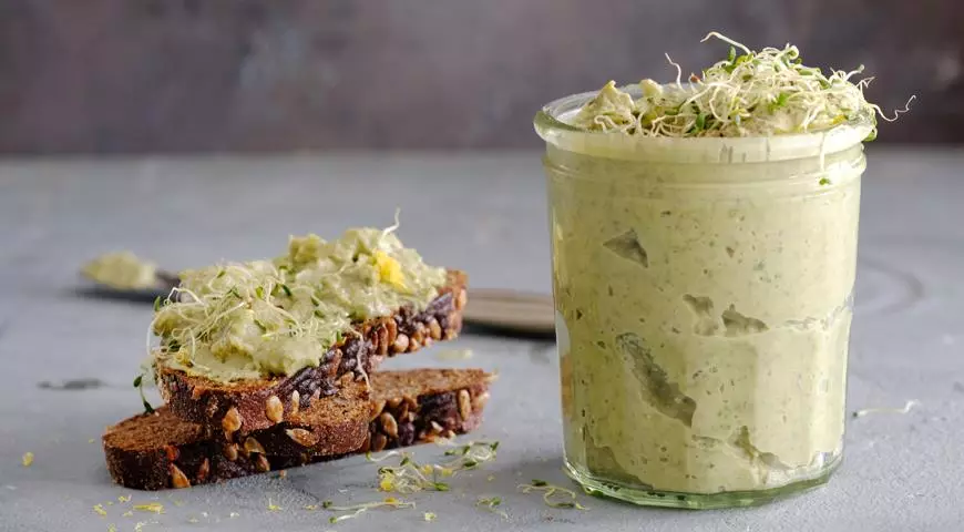 Masha, hummus lati masha pẹlu sunflower ati parsley