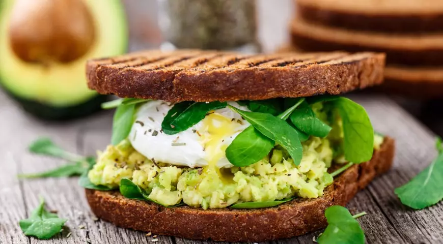 Aderir à regra simples: Na primeira metade do dia, isto é, no café da manhã e almoço, você precisa comer a maior parte do dia calorias e gorduras. Durante o dia, o corpo terá tempo para gastá-los. Mas se você sentir gordura pela noite, tudo comido por direto foi para obras de gordura: neste momento o corpo faz reservas estratégicas. 56639_4