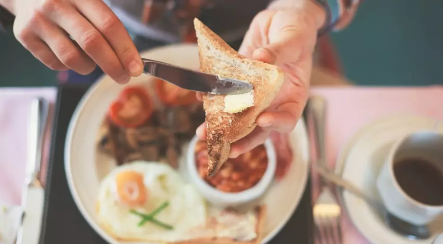 Aderir à regra simples: Na primeira metade do dia, isto é, no café da manhã e almoço, você precisa comer a maior parte do dia calorias e gorduras. Durante o dia, o corpo terá tempo para gastá-los. Mas se você sentir gordura pela noite, tudo comido por direto foi para obras de gordura: neste momento o corpo faz reservas estratégicas. 56639_8