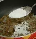 Alang sa sarsa sa mga lugar ug sibuyas sa usa ka frying pan, idugang ang harina