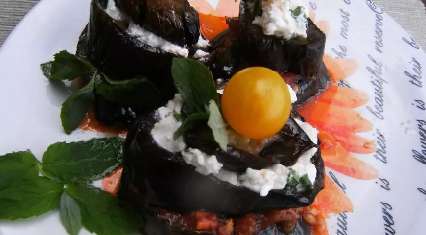 Eggplants ជាមួយនឹងការបំពេញប៉េងប៉ោះ mint និងឈីសពពែ