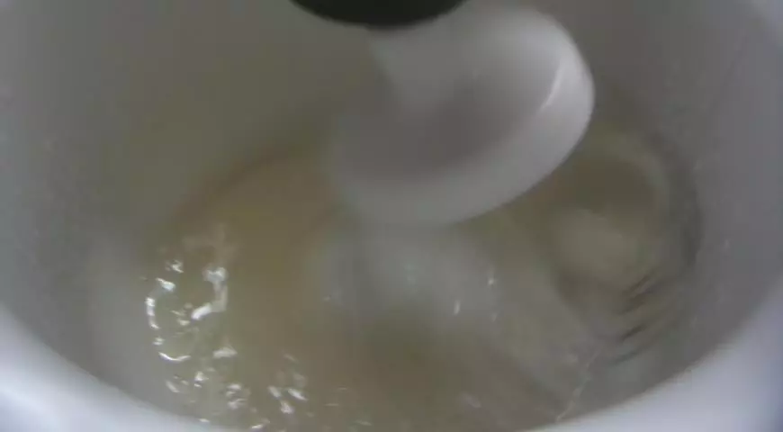 Dalam air panci campuran, membalikkan sirup, gula dan garam