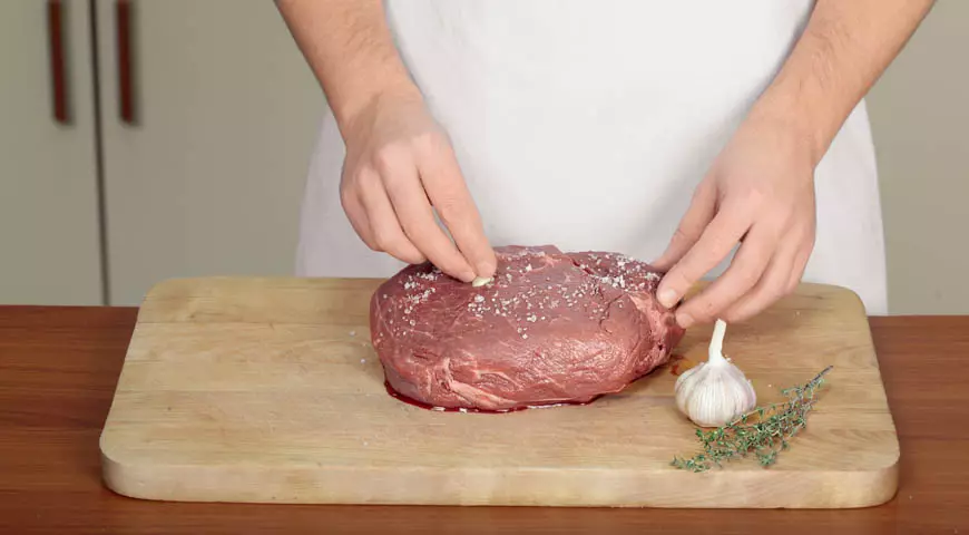 Foto da preparación dunha receita: carne estofada nunha cacerola con tomiño, paso número 1