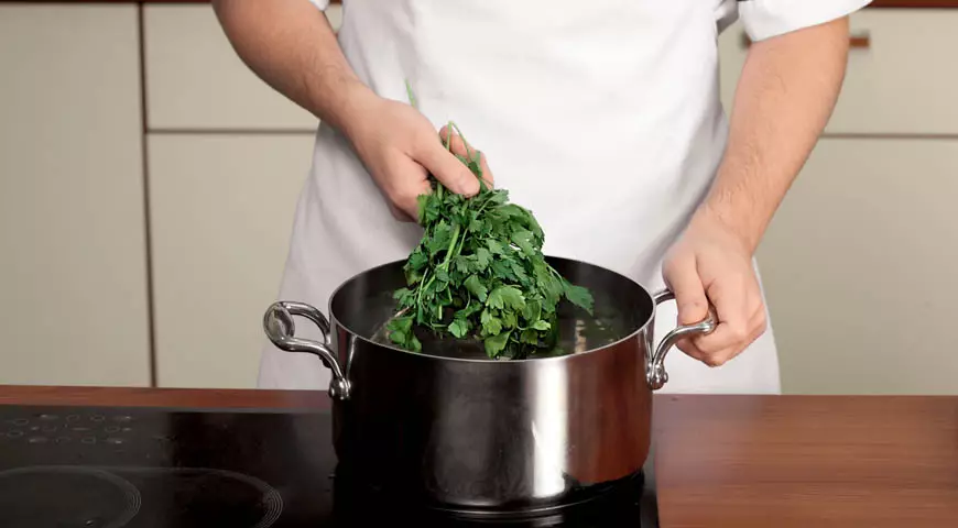 Stock Foto Cooking Recipe: Beef Steamed sa isang kasirola na may thyme, step number 2