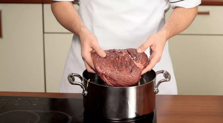 Stock Foto Cooking Recipe: Beef Stewed sa isang kasirola na may thyme, step number 3