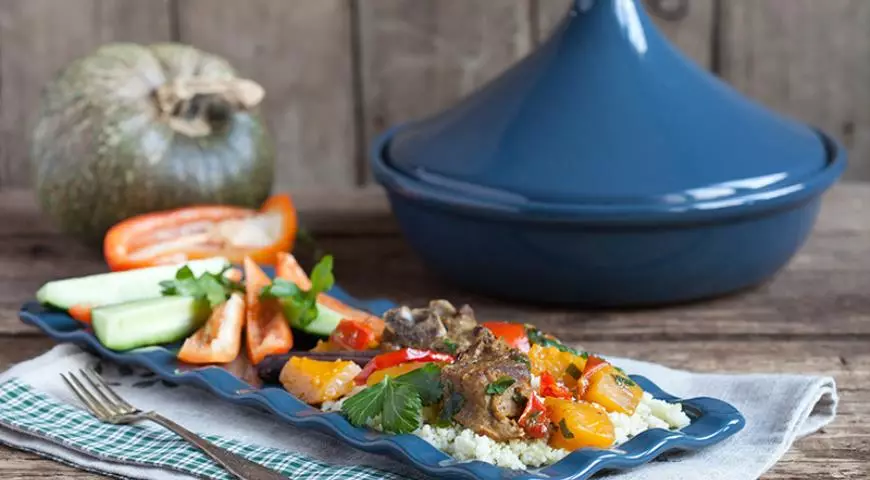 Contrassegnato con agnello, zucca, peperone dolce e cuscus