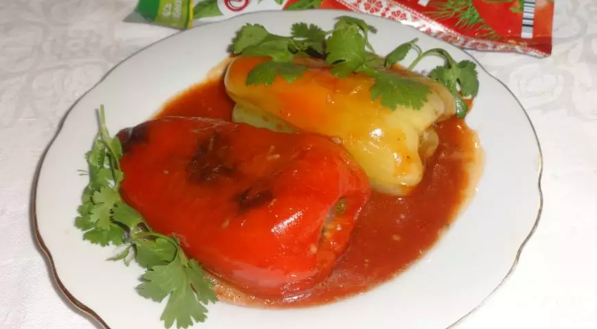 Piper cu umplere într-o substituție de tomate-usturoi