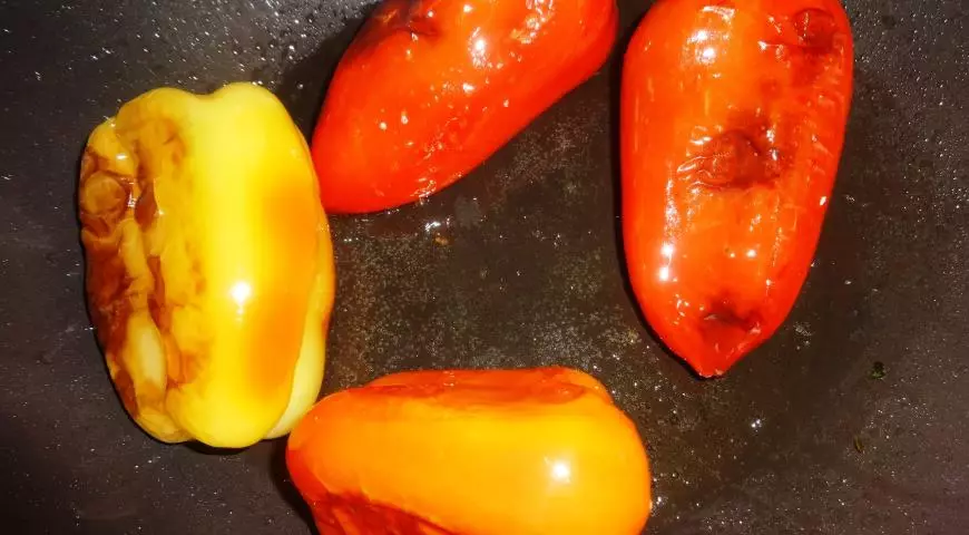 Freír la pimienta de todos los lados en aceite vegetal
