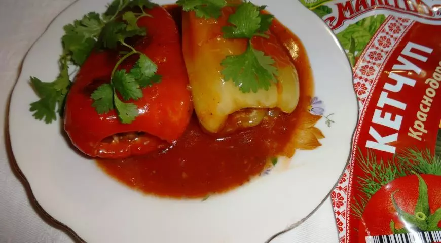 Compartir pimientos con llenado de gracia de tomate y adornos.