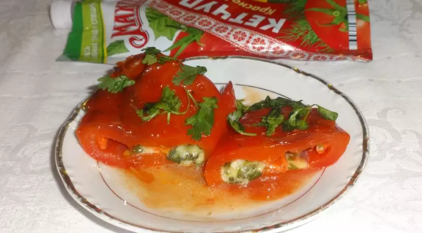 Pipro kun plenigaĵo en tomato-aja anstataŭaĵo estas preta por registri