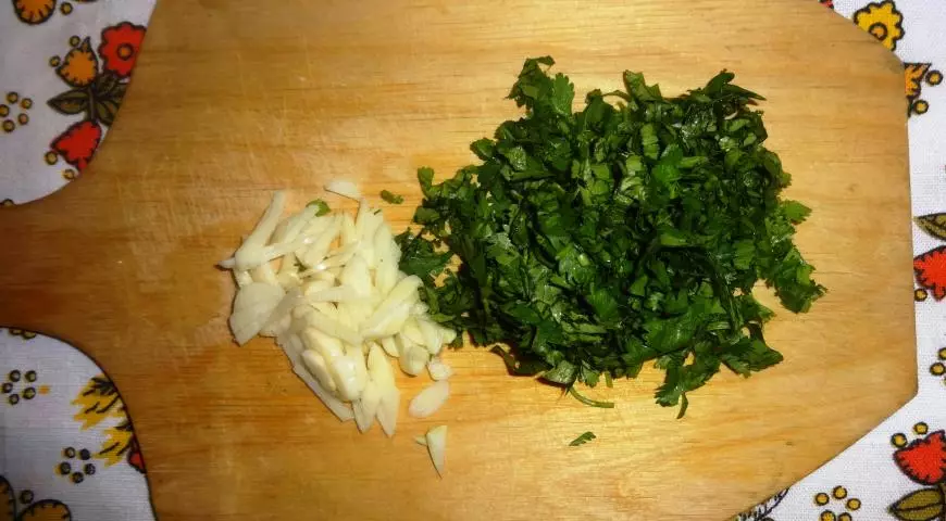 Drobno rezanje cilantro in česna