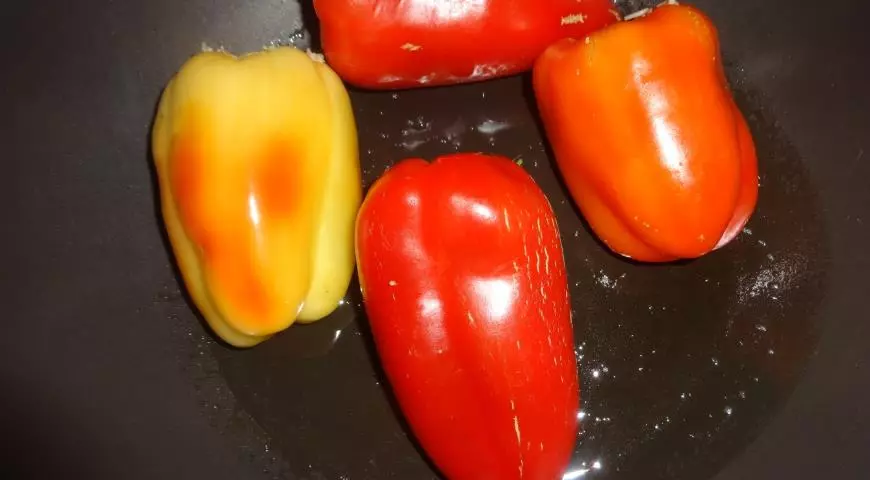 ວາງ pepper stuffed ສຸດນ້ໍາຜັກ