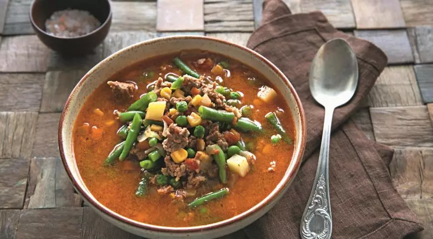 Sopa de verduras rápidas con picada