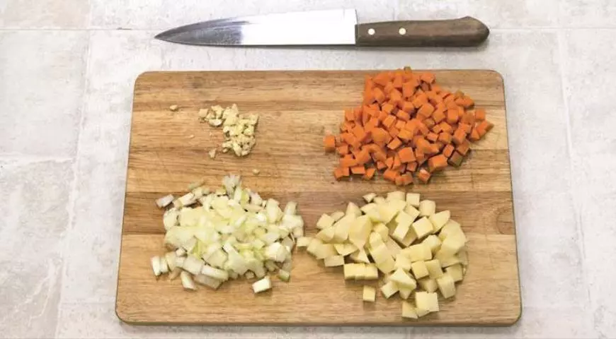 Foto da preparación dunha receita: sopa de verduras rápidas con carne picada, paso número 1