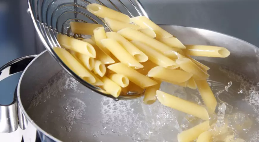 Italiensk pasta: Hvordan man vælger og kombinerer med saucer 57659_3