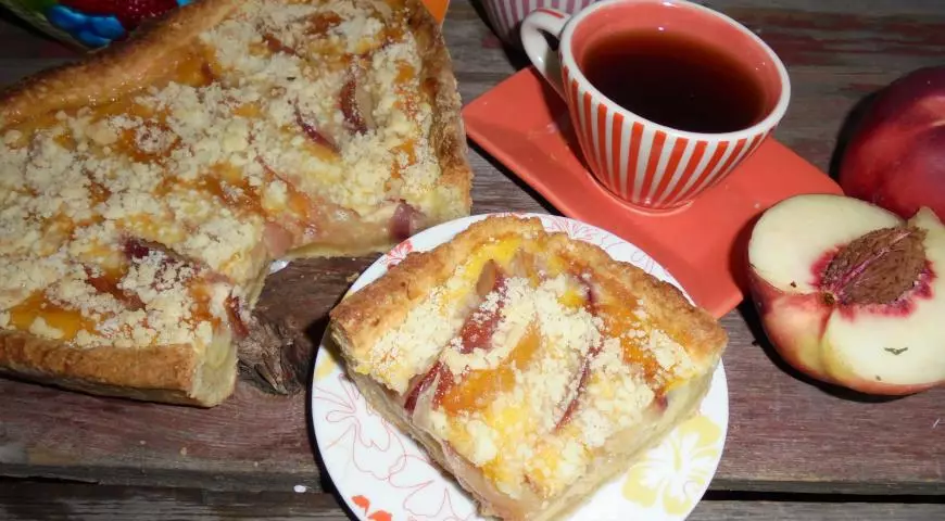 Fragrant cake with nectarines and apricot