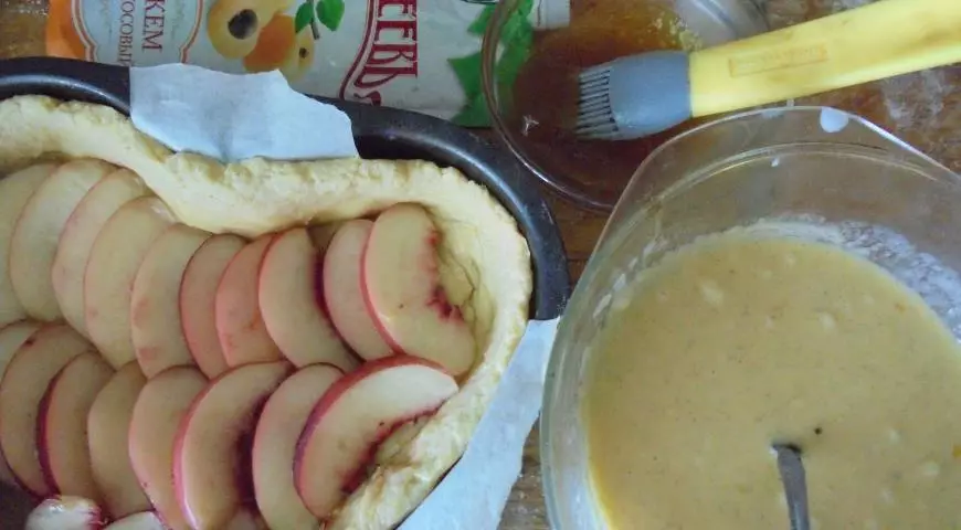 Lubricate the base of the cake by an apricot jam, lay out nectarines, pour cream