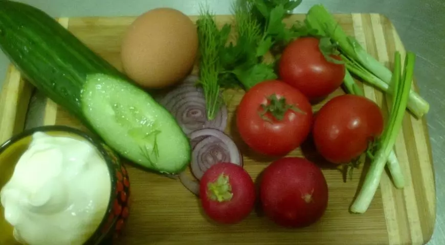 Preparando verduras para ensalada con crema agria.