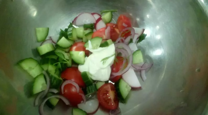 Cortar verduras, mezclar y agregar crema agria.