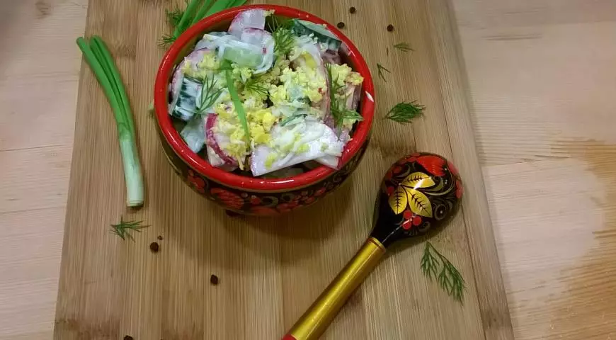 Ensalada de verduras con crema agria espolvoreando con huevo y verduras ralladas.