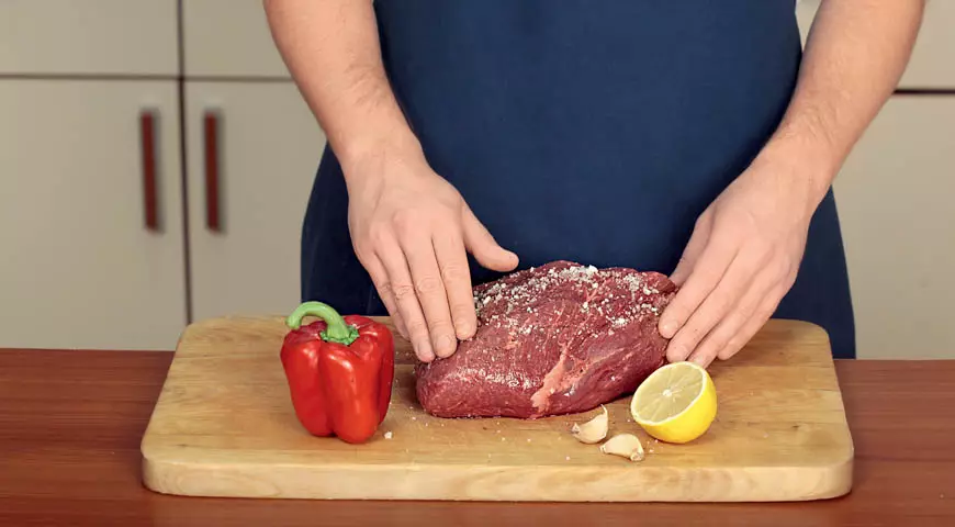 Stock foto madlavning opskrift: oksekød skovl i tomatsauce, trin nummer 1