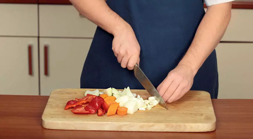 Foto de stock Receita de cocina: pala de carne en salsa de tomate, paso número 2